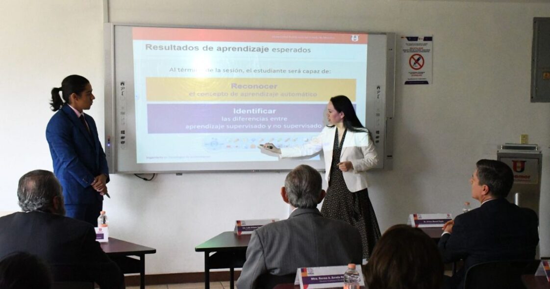 Instalan pizarrones inteligentes en la UPEMOR - Infórmate y más