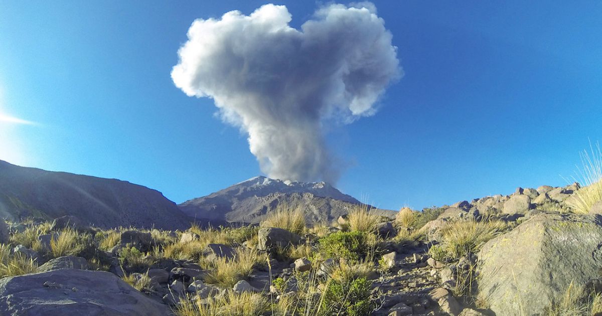 Inicia volcán Ubinas su fase explosiva en el sur de Perú - Infórmate y más