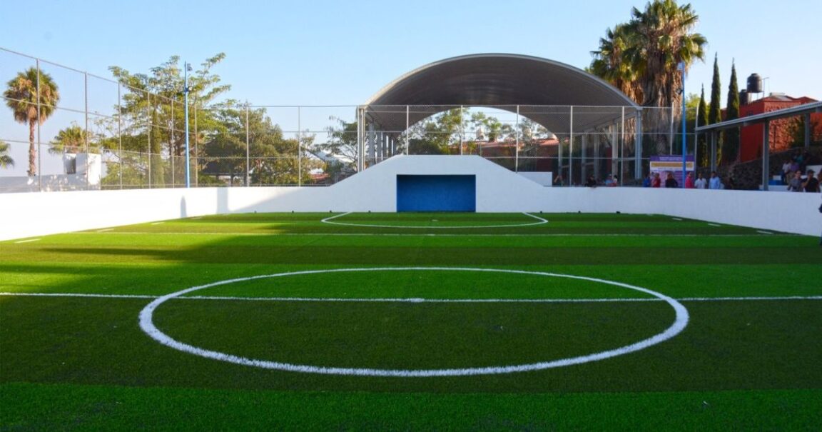 Entregan cancha de futbol en Parque Denver - Infórmate y más