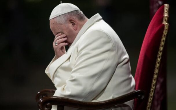 Caída provoca contusión en brazo del Papa Francisco - Infórmate y más