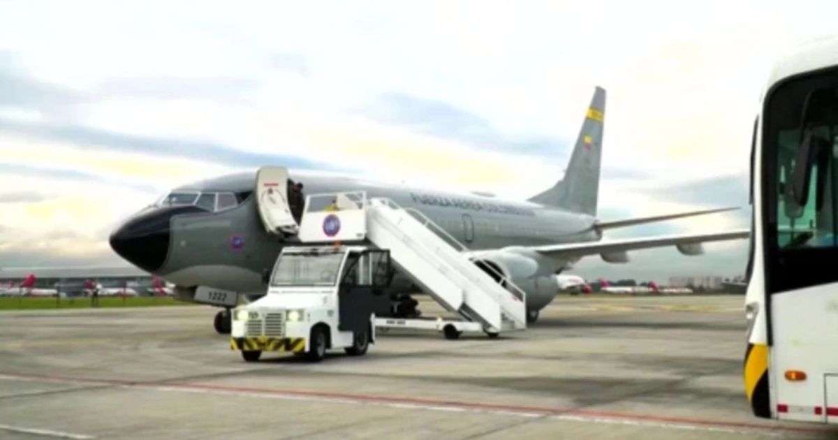 Llega avión a Colombia con más de 100 deportados - Infórmate y más