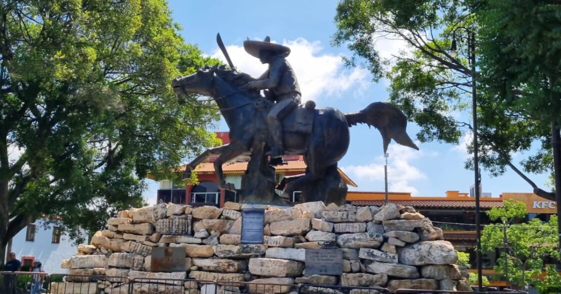 El significado de la base del monumento de Emiliano Zapata - Infórmate ...